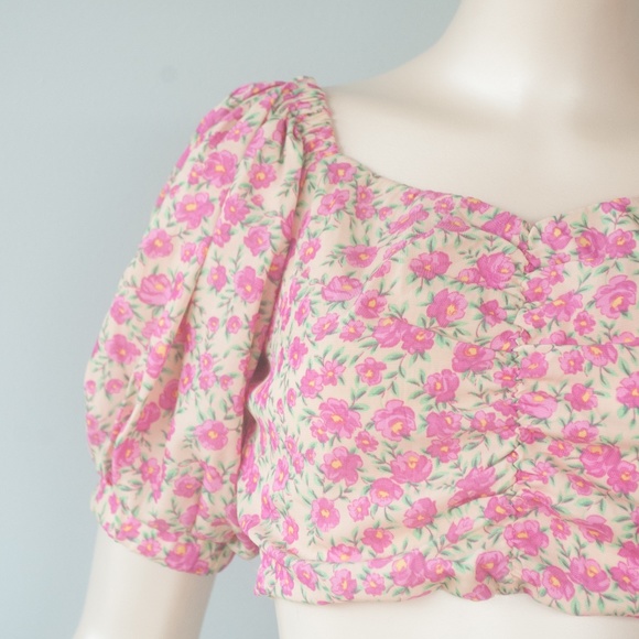 Moon River | Tops | Nwt Moon River Pink Floral Puff Sleeve Crop Top ...